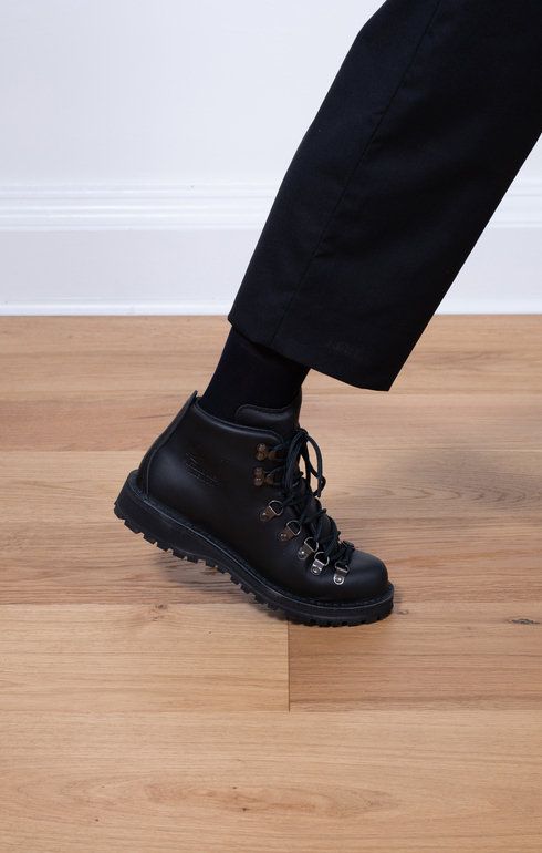 Mountain Light Black – Epitome of Edinburgh